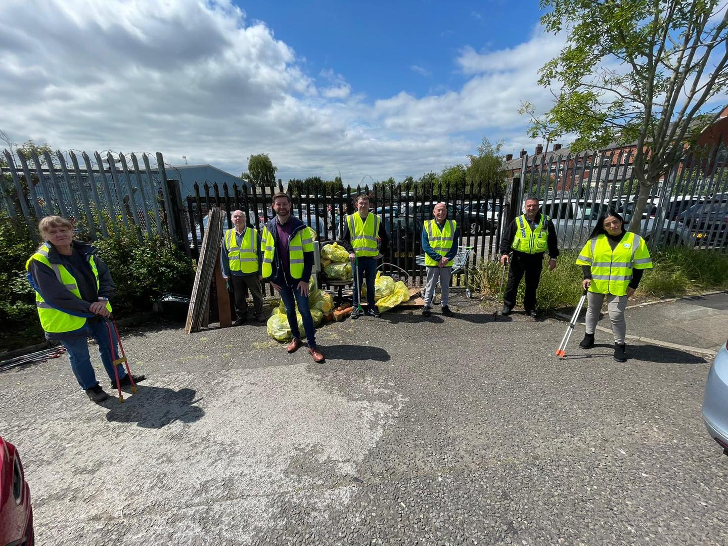 Litter picking in Coldhurst and Chadderton South – Jim McMahon OBE MP